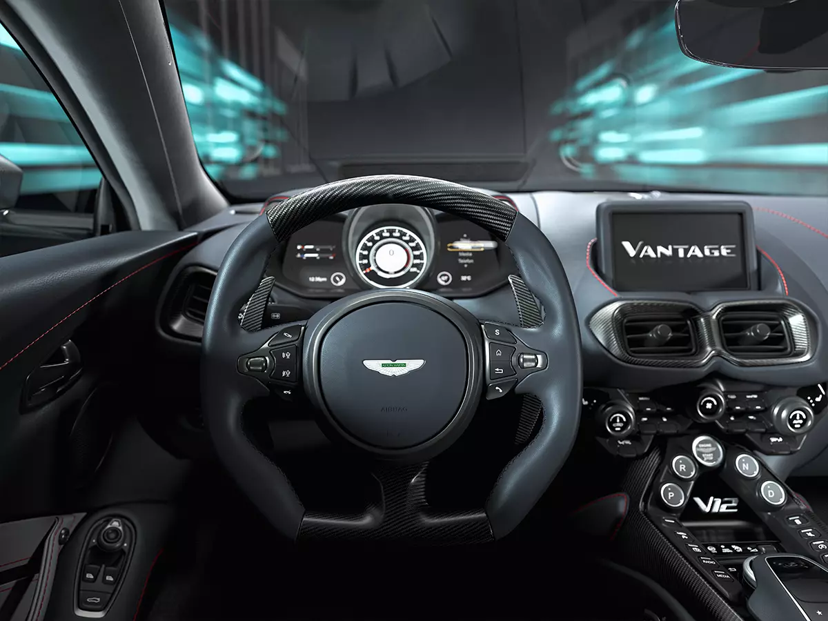 Aston martin v12 vantage интериор