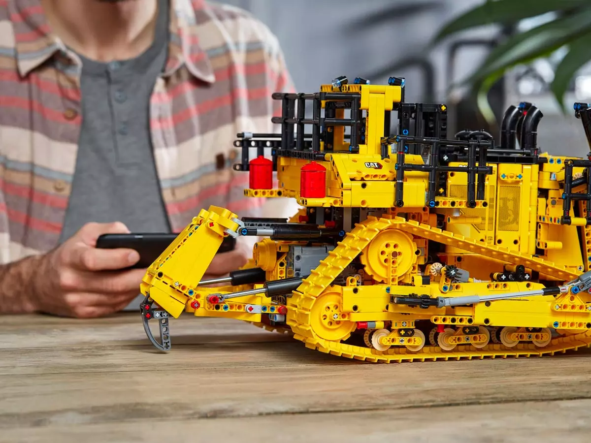 LEGO Technics wepụrụ CAT Bulldozer nke na-achịkwa ngwa ara