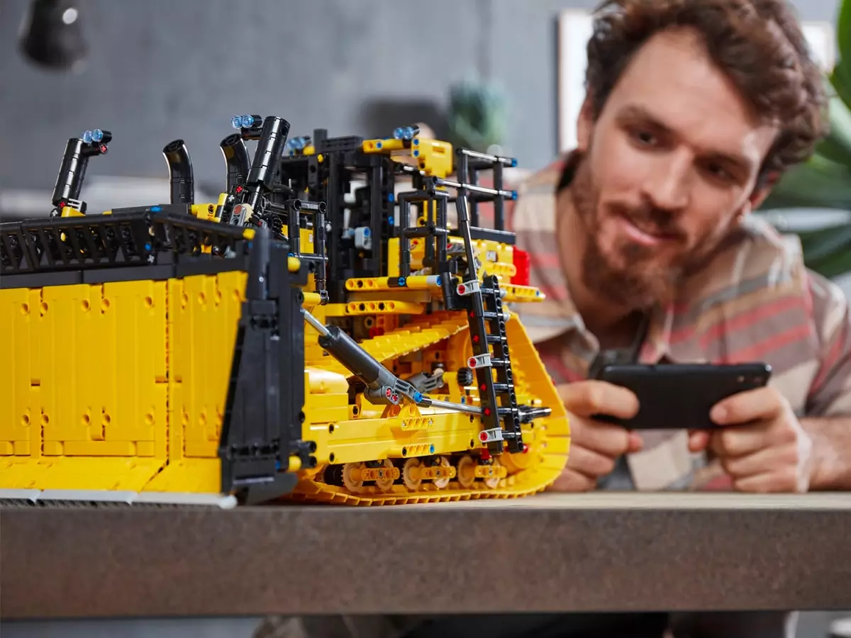 buldozér Cat d11 ovládaný aplikáciou Lego