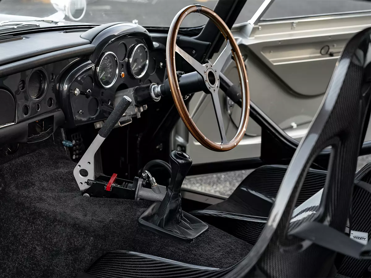 Aston martin db5 interior del coche de acrobacias 3