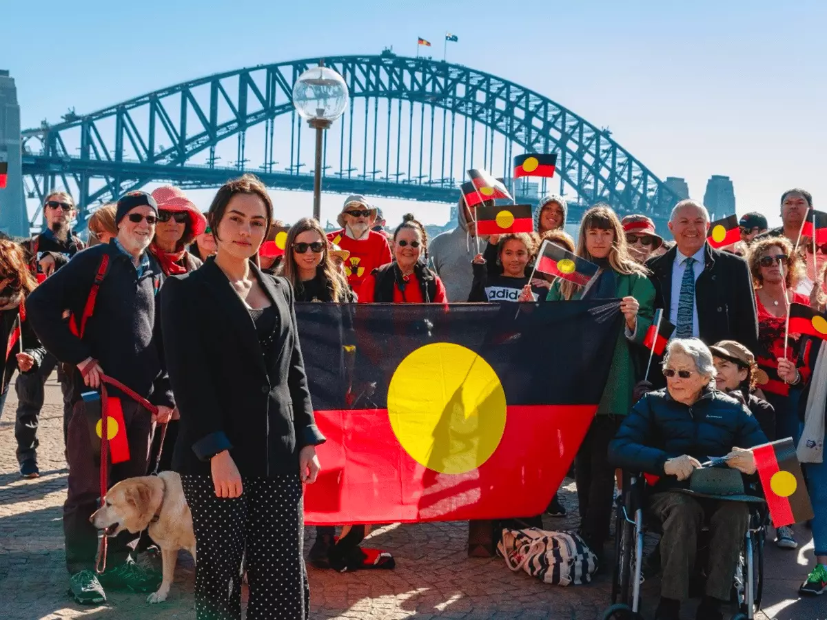 Sydney ဆိပ်ကမ်းတံတားပေါ်တွင် ထာဝရ ပျံသန်းမည့် Aboriginal Flag