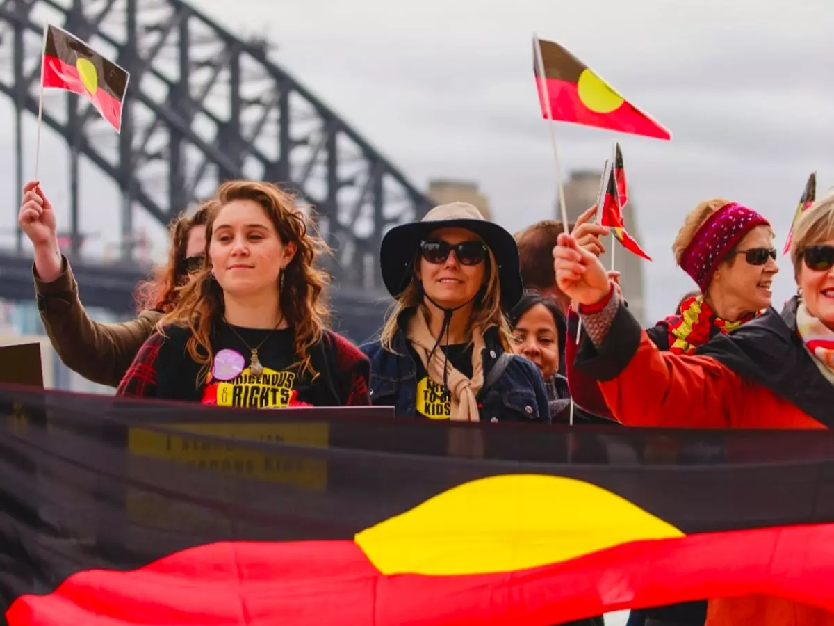 Flagge der Aborigines auf Sydney Harbour Bridge