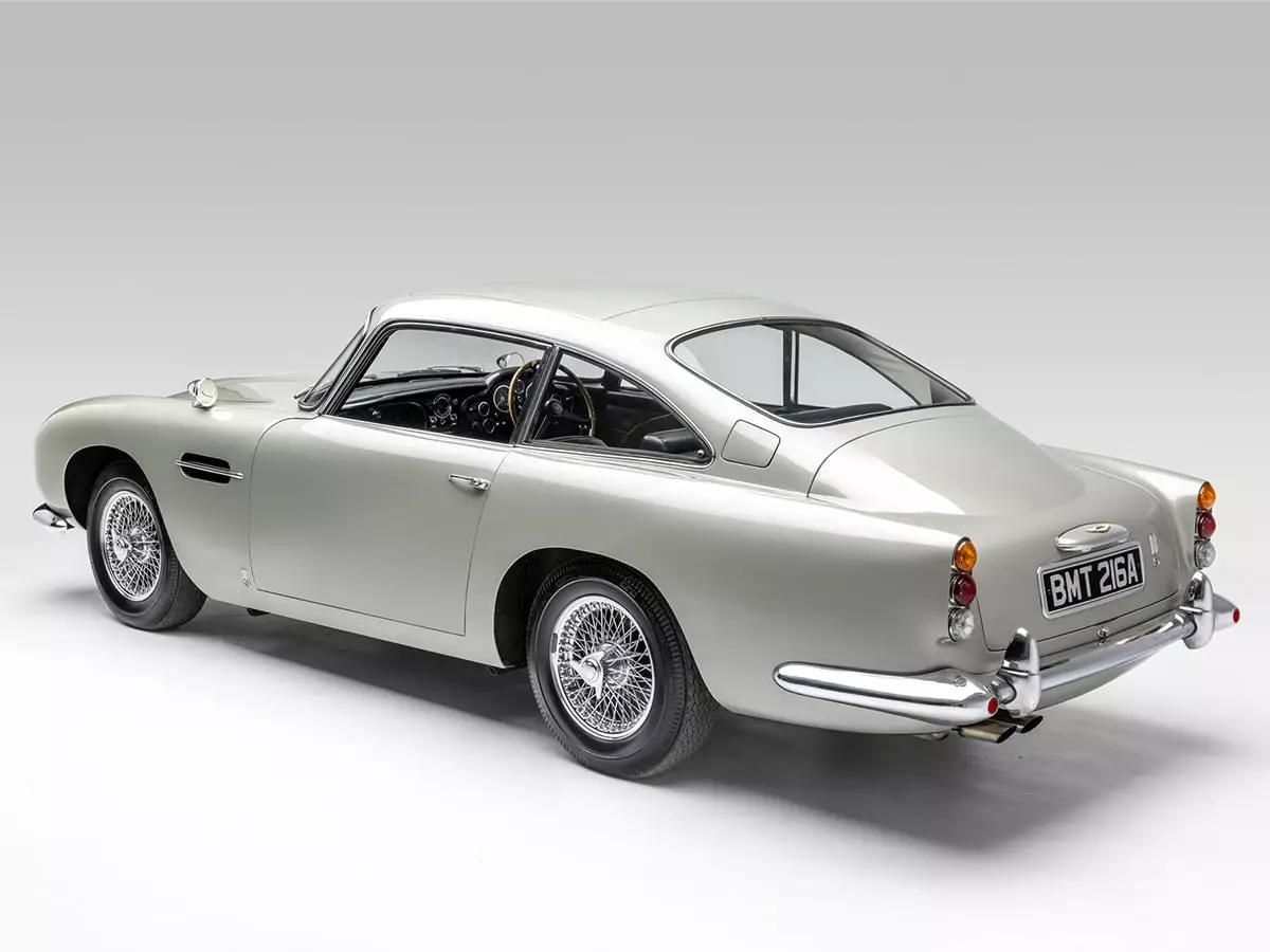 Zbirka avtomobilov Jamesa Bonda aston martin db5 stranski pogled od zadaj