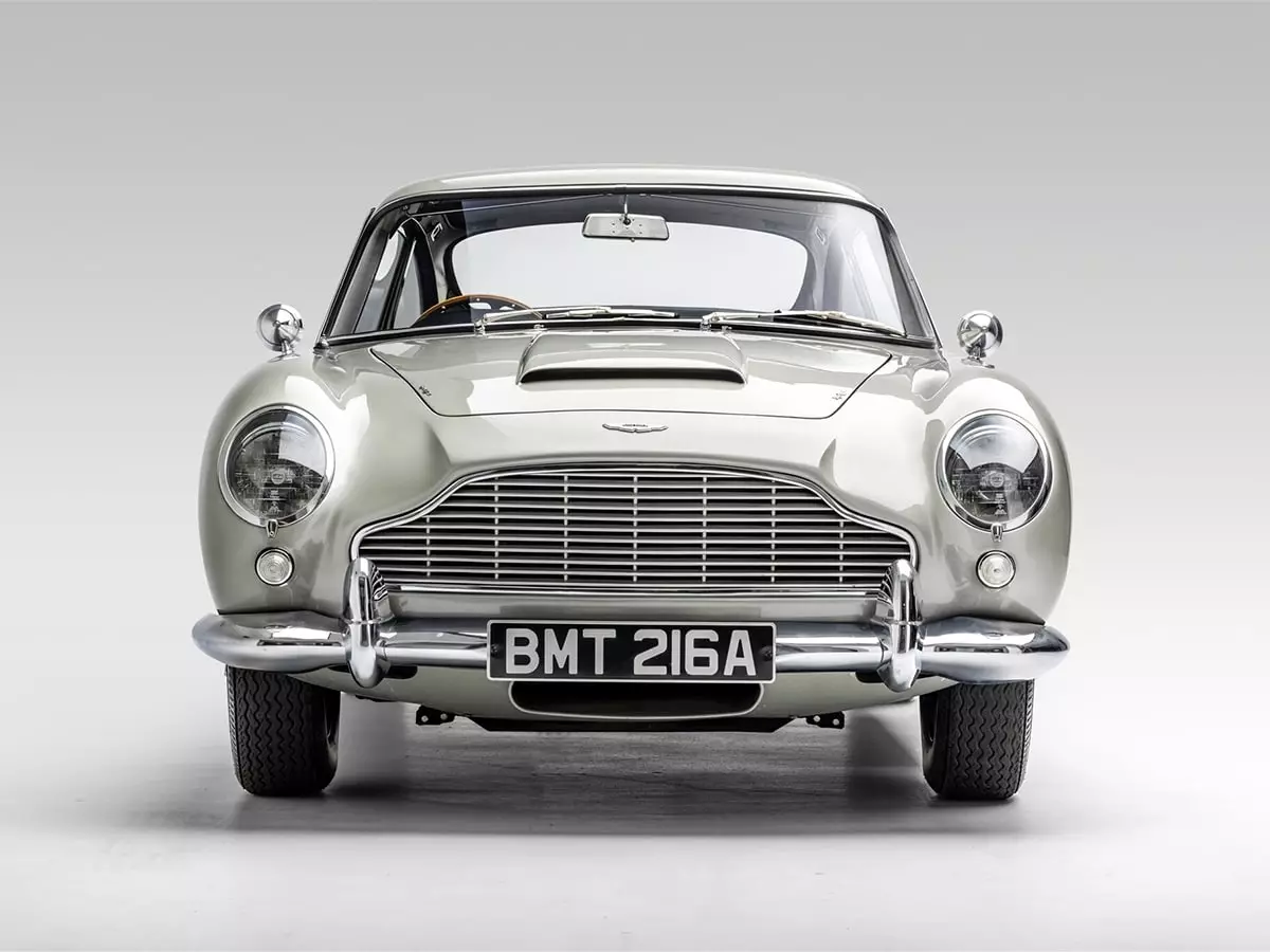 Vista frontal de la col·lecció de cotxes James Bond aston martin db5