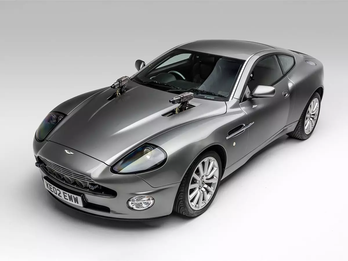 Coleção de carros James Bond Aston Martin V12 Vanguish sobre a vista frontal
