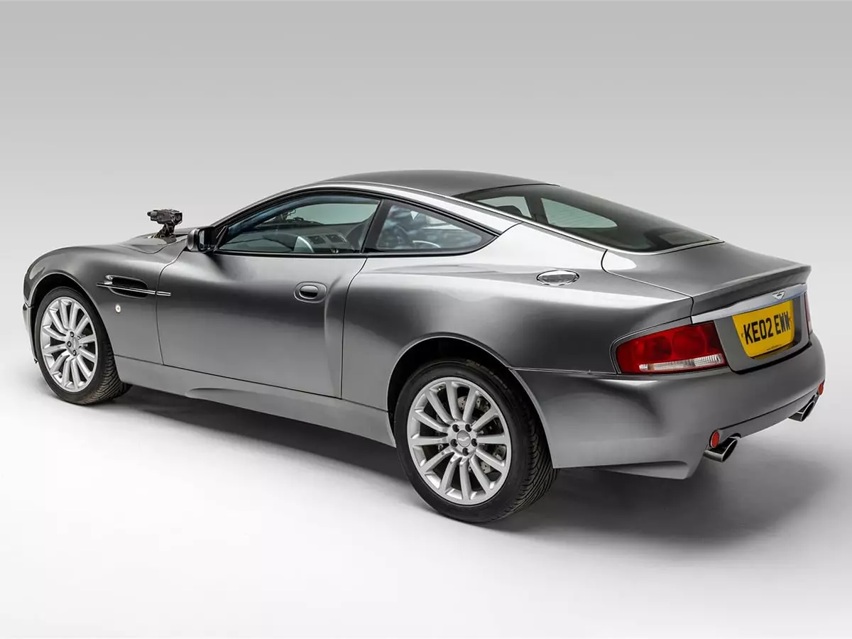 Col·lecció de cotxes James Bond aston martin v12 vanguish vista lateral posterior