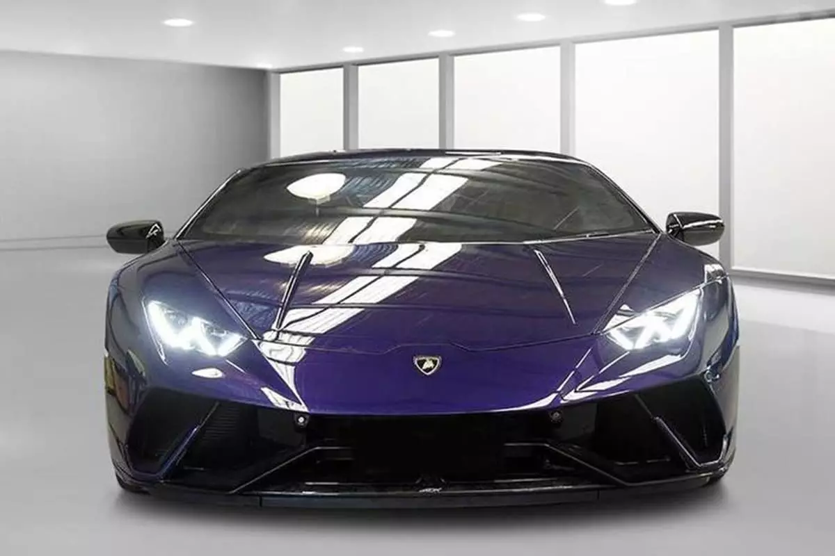 Lamborghini yalandidwa kutsogolo