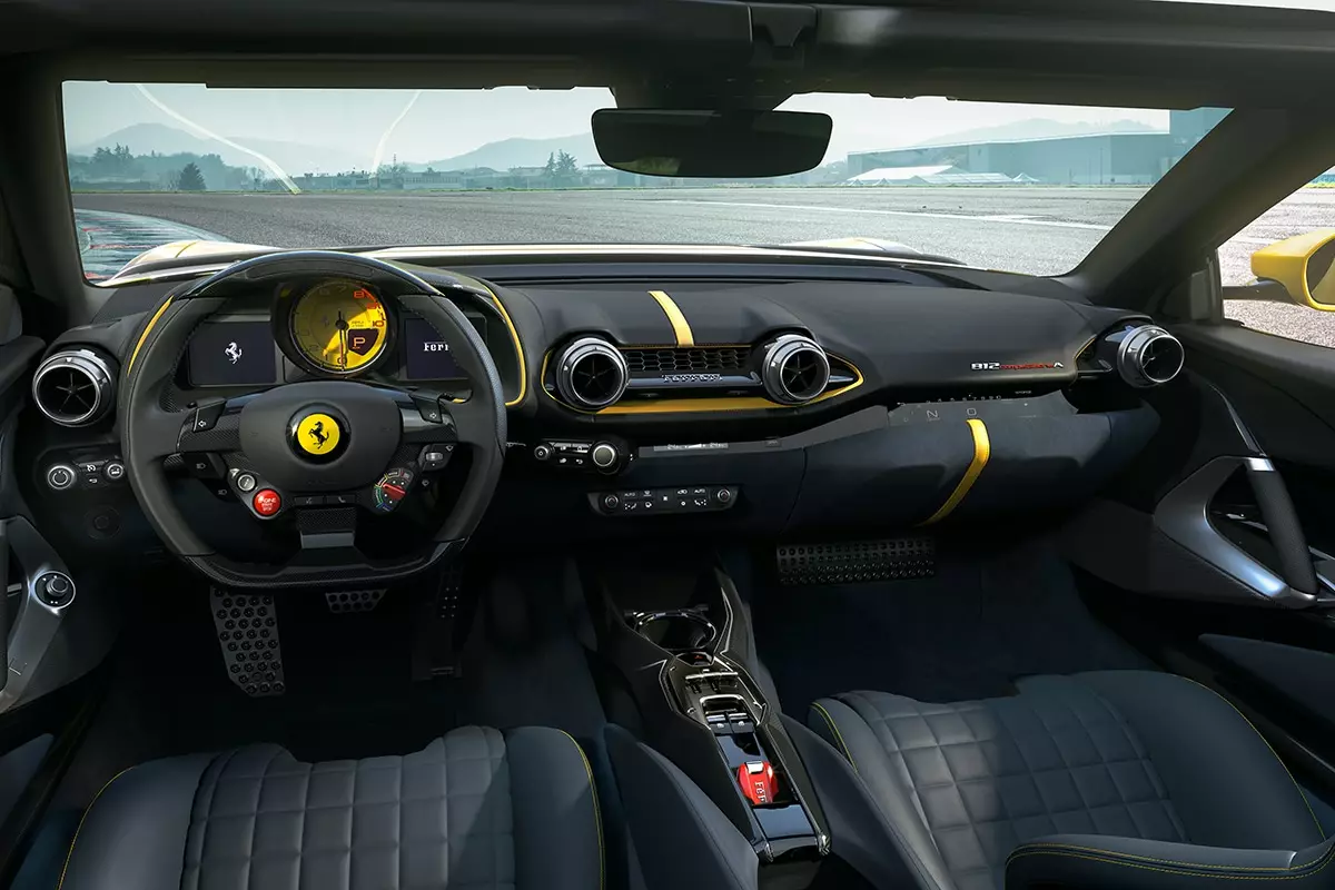 Ferrari 812 competizione และ 812 competizione a 1