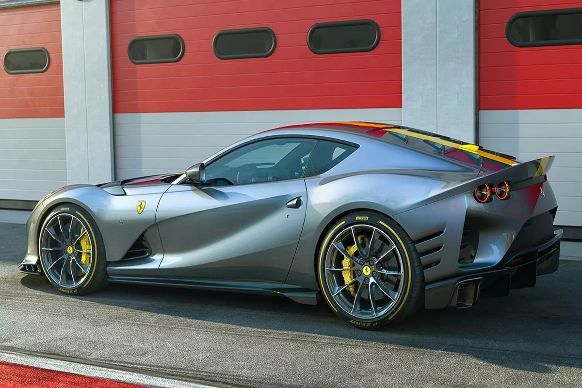 Ferrari 812 competizione และ 812 competizione a 6