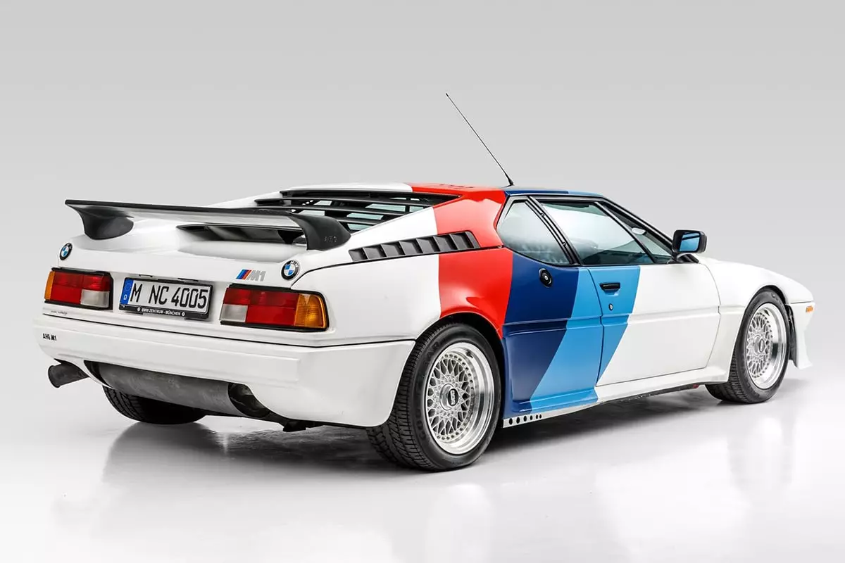 पल वाकरको BMW M1 AHG स्टडी कूप पछाडिको छेउमा