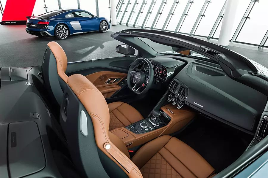 2021 Audi R8 RWD Coupe и Spyder приборная панель и автокресло