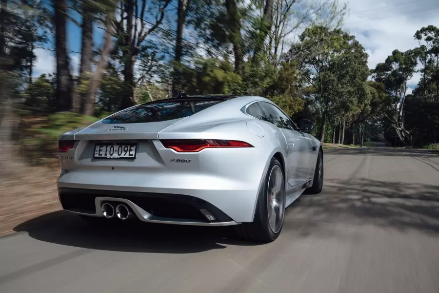 2021 Jaguar F-TYPE jẹ Yiyi bi o ṣe lẹwa 7874_3