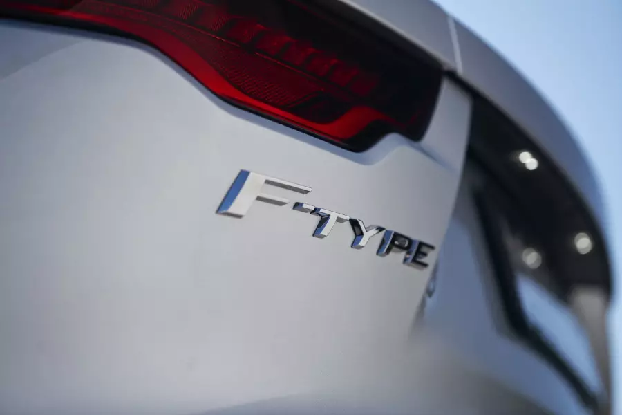 2021 जग्वार F-TYPE जितका सुंदर आहे तितकाच डायनॅमिक आहे 7874_9