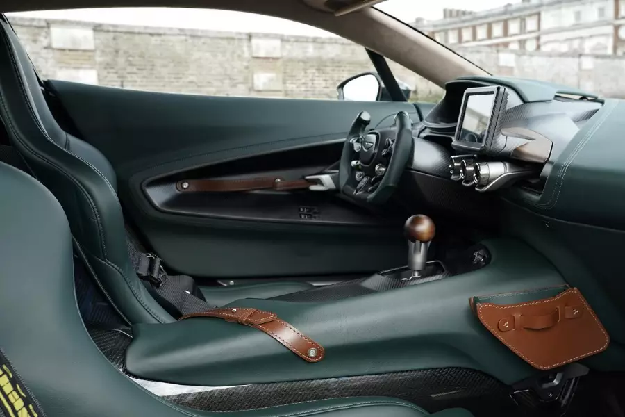 Aston Martin V12 Victor se yon machin nan misk manyèl enkwayab 7898_6