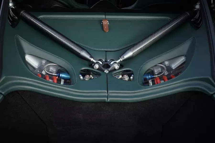 Aston Martin V12 Victor як мошини бениҳоят мушакҳои дастӣ мебошад 7898_7