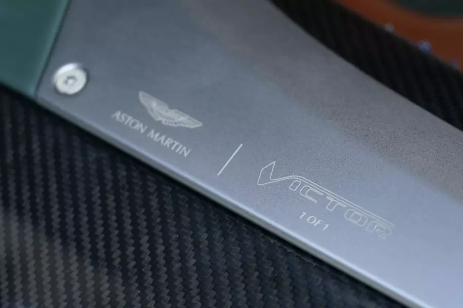 Aston Martin V12 Victor se yon machin nan misk manyèl enkwayab 7898_9