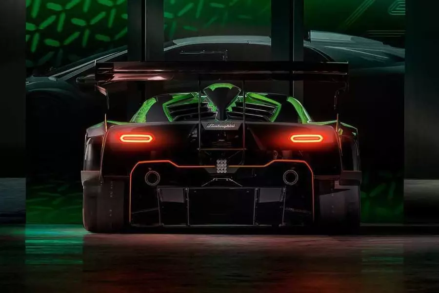 Pohled zezadu na Lamborghini Essenza SCV12