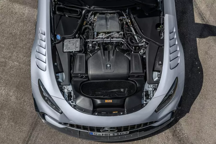 2021 Merc AMG GT Black Series двигател