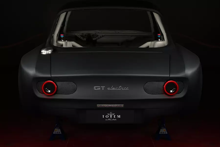 Alfa Romeo Giulia GTe Electric Restomod back view වාහනය