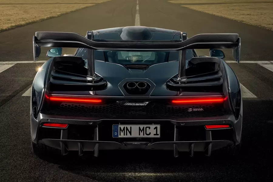 Tumingin sa likod ng McLaren Senna