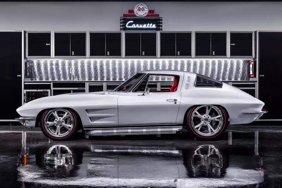 1963 Chevrolet Corvette Custom มุมมองด้านข้างรถ