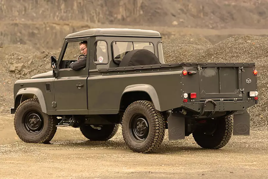 Land Rover Defender Hamdo'stligi 1990 yil orqa ko'rinishi