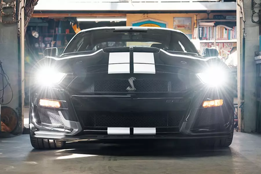 Ford Mustang Shelby GT500 ngaphambili