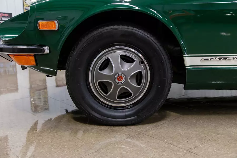 1971 Datsun 240Z Series I wheel
