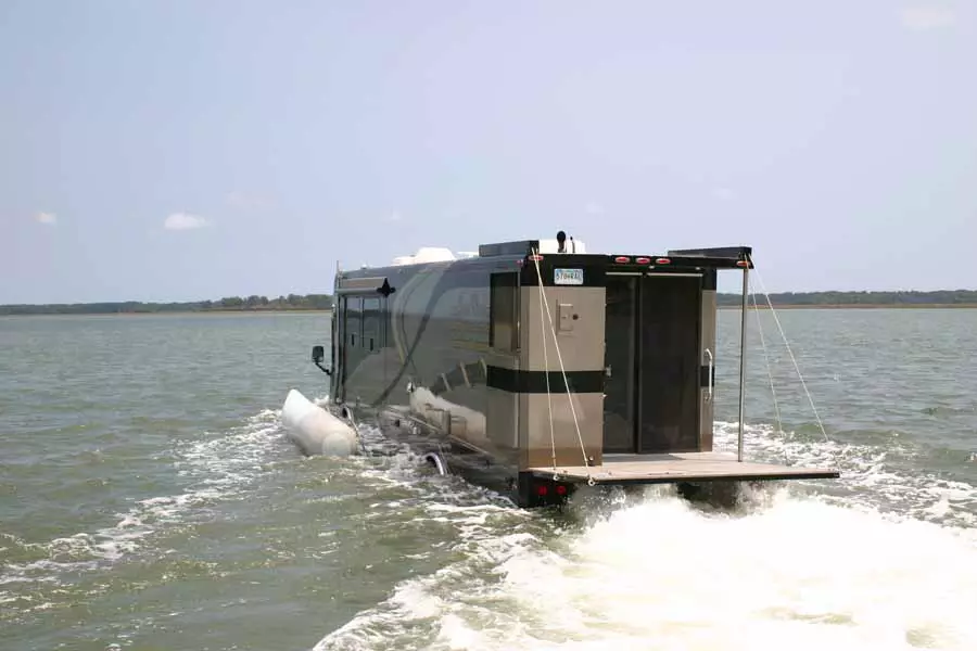 amfibijska kamp vozila koja putuju po vodi