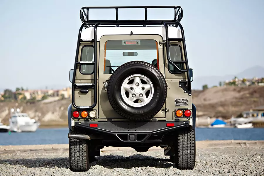 Land Rover NAS Defender vedere din spate