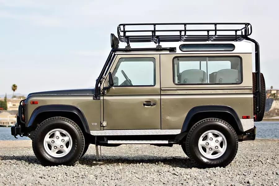 vehicul land rover NAS defender