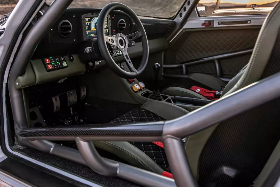Russell Dahili Porsche 911 gösterge paneli ve direksiyon simidi