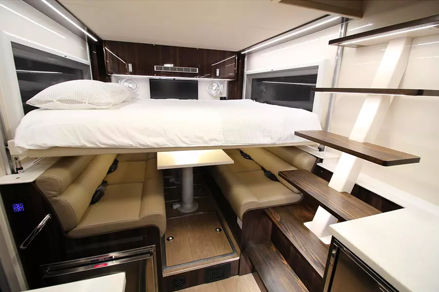 8-Wheel-Drive Overlanding Camper RV soveværelse