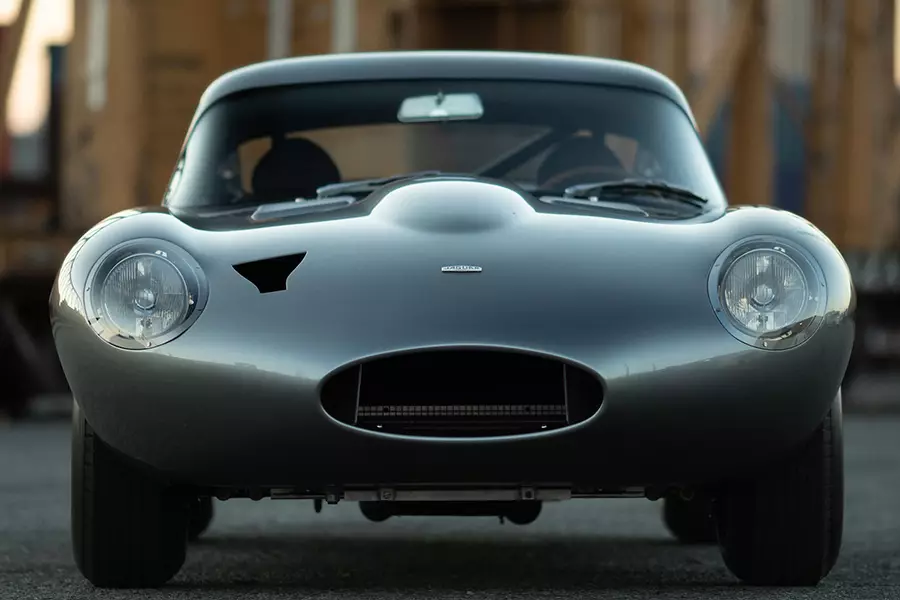 Jaguar E-TYPE önden görünüm