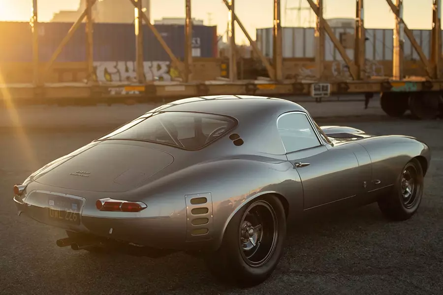 Limanda Jaguar E-TYPE gün batımı manzarası