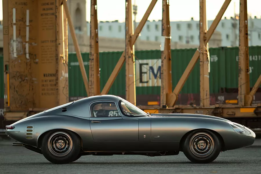 Parka Jaguar E-TYPE li benderê