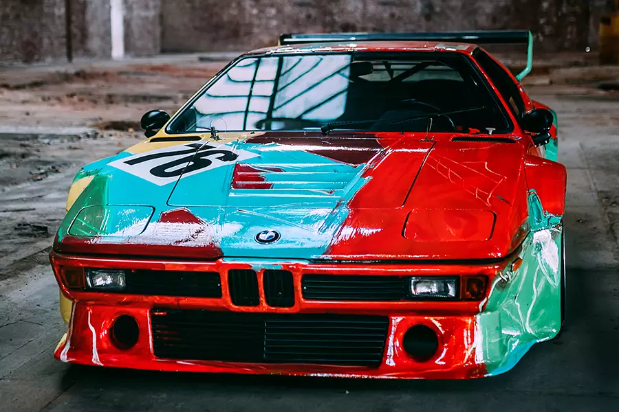 Pohled zepředu na jedinečné BMW M1 Andyho Warhola