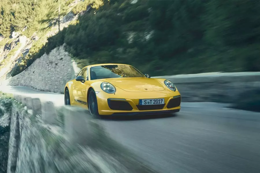 Porsche 911 carrera t brauc pa ceļu