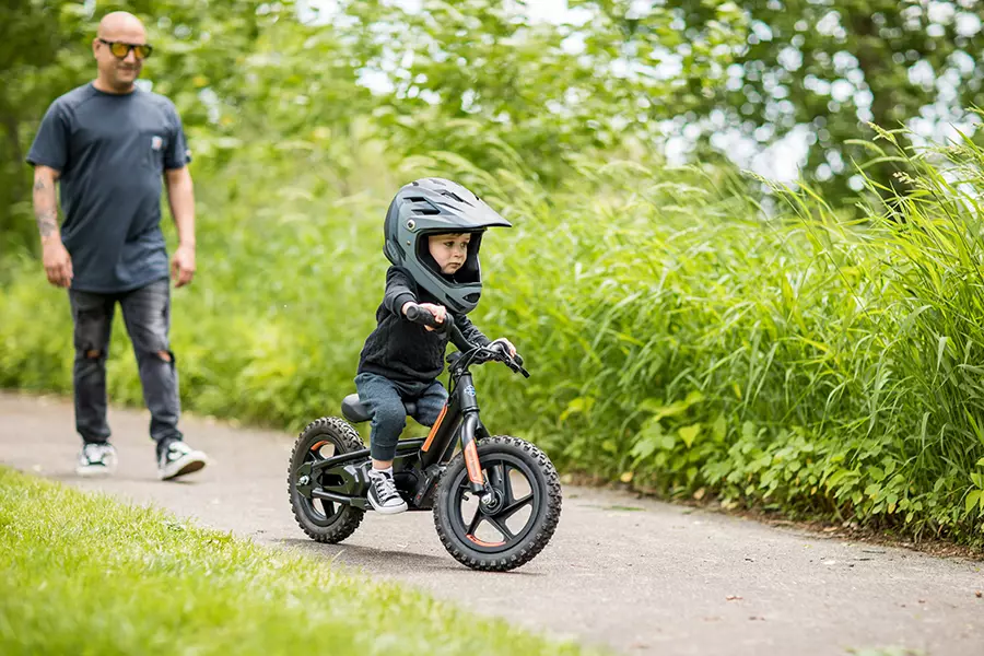 dítě jezdí na elektrickém harleyi davidson