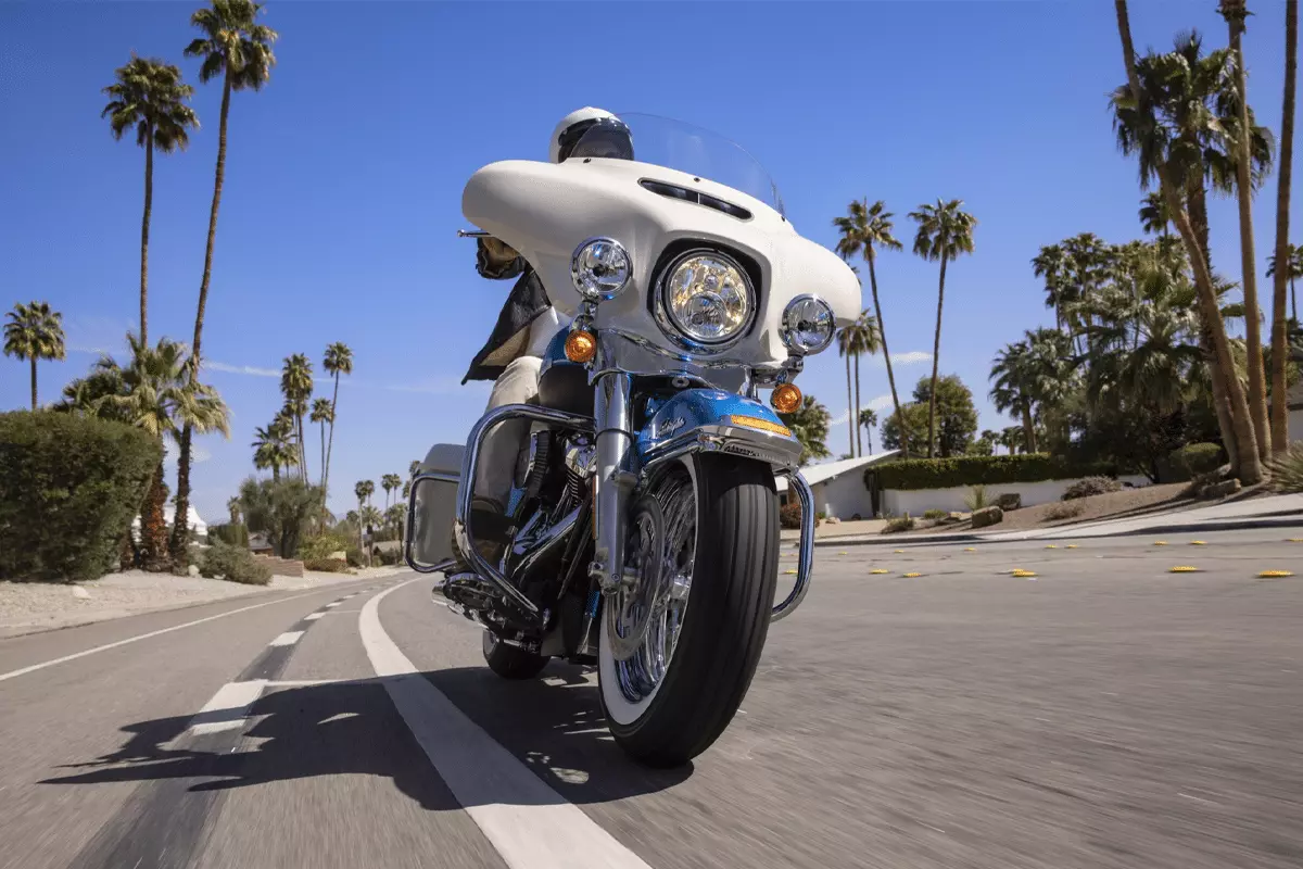 Harley Davidson Electra glibe սրբապատկերների հավաքածուն շրջվում է փողոցում