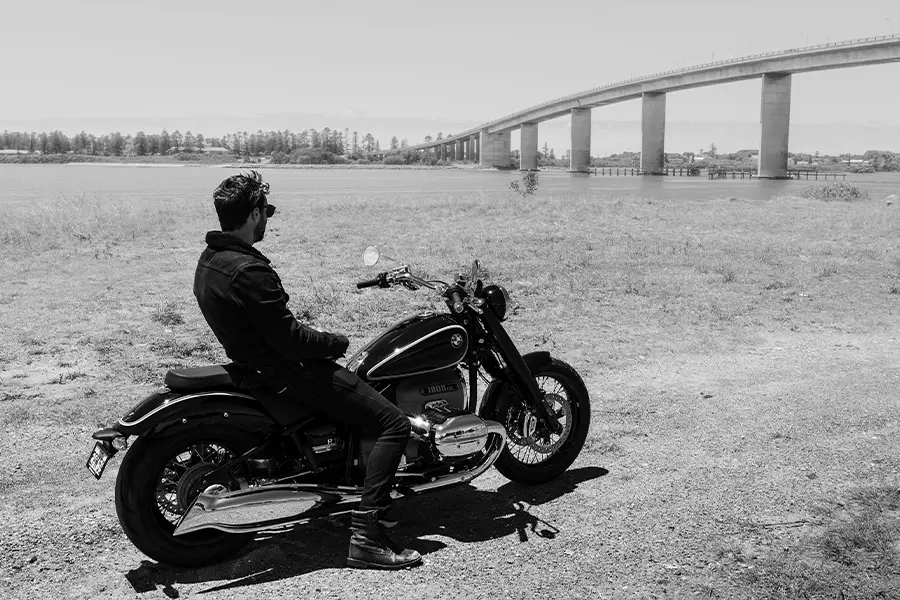 Mężczyzna oparty na motocyklu