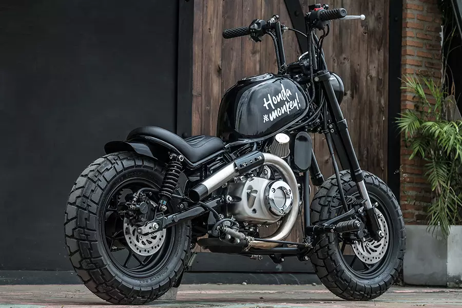 Ang Honda Monkey 125 'JAAK' ni Zeus Custom Usa ka Tugon Sa Bobber Aesthetic