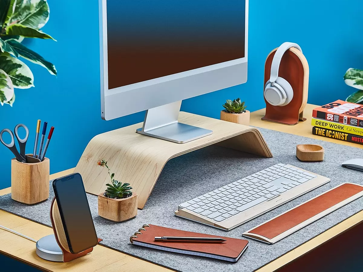 soporte de monitor de madera grovemade con computadora en el escritorio de la oficina