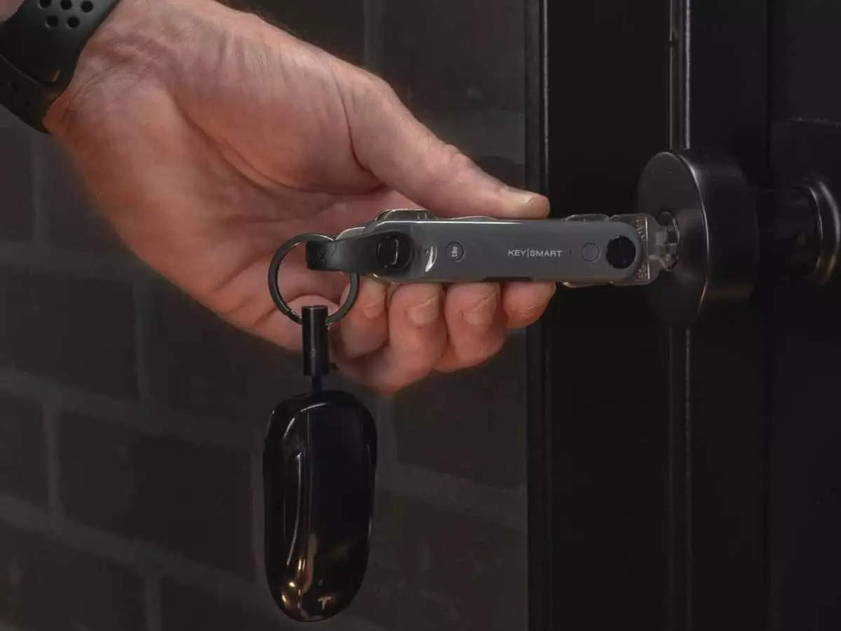 άνθρωπος που ανοίγει μια πόρτα με keysmart max με ενσωματωμένο ιχνηλάτη πλακιδίων