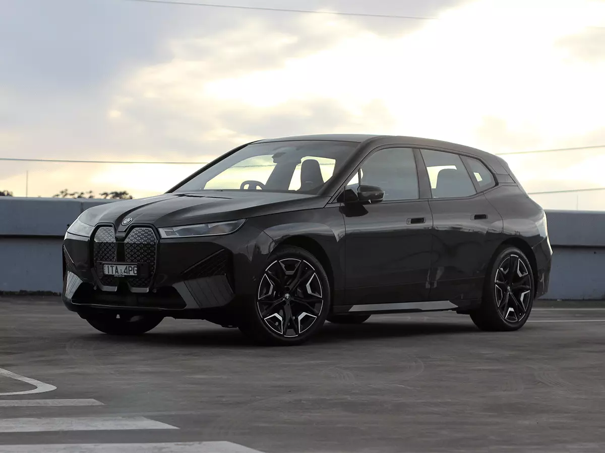 2022 BMW iX xDrive50 карап чыгуу: Келечектин бир көрүнүшү