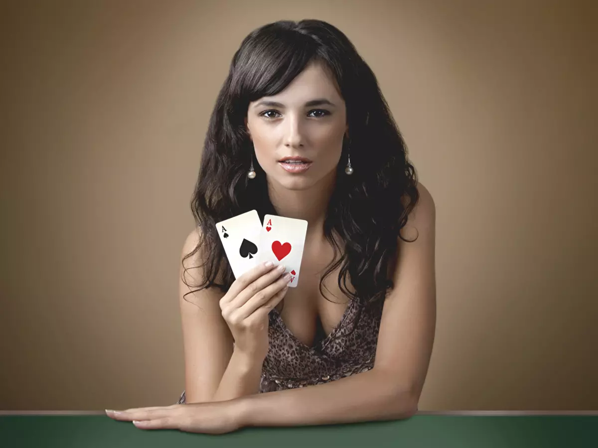 mlada žena koja igra strip poker