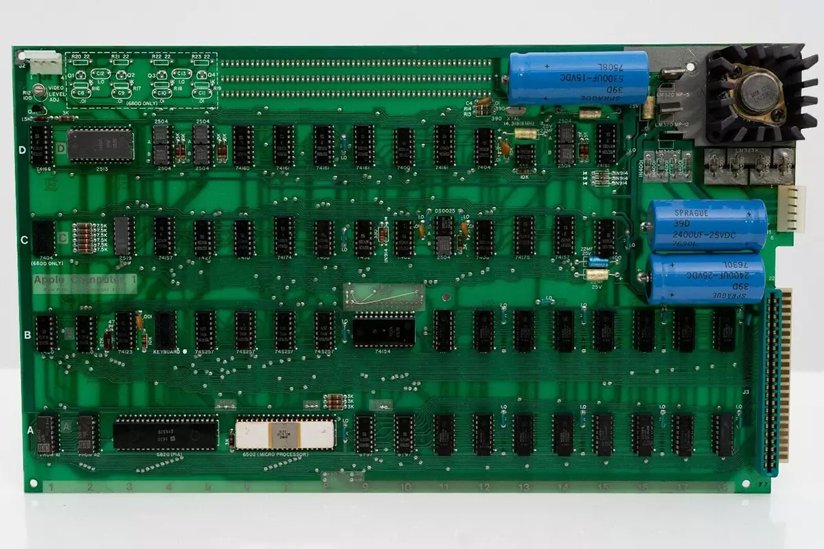 Computadora Apple original por $ 1.5 millones en piezas