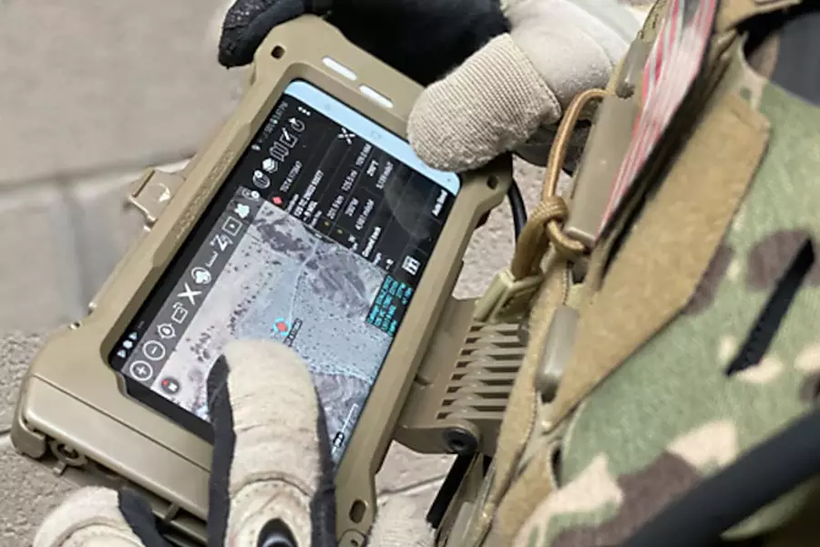 Uso del teléfono inteligente militar Samsung por parte de un soldado