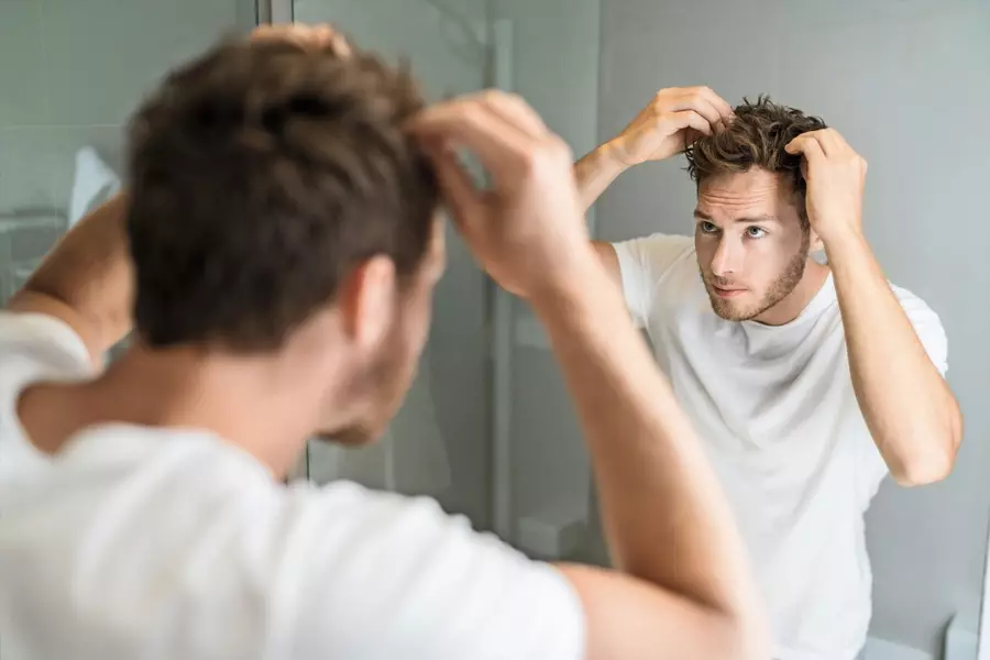 Pria dengan potongan rambut pendek Styling Rambut