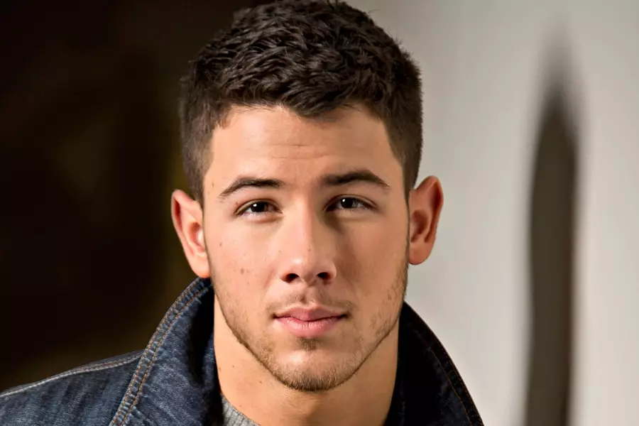 Nick Jonas kukata nywele za nywele fupi